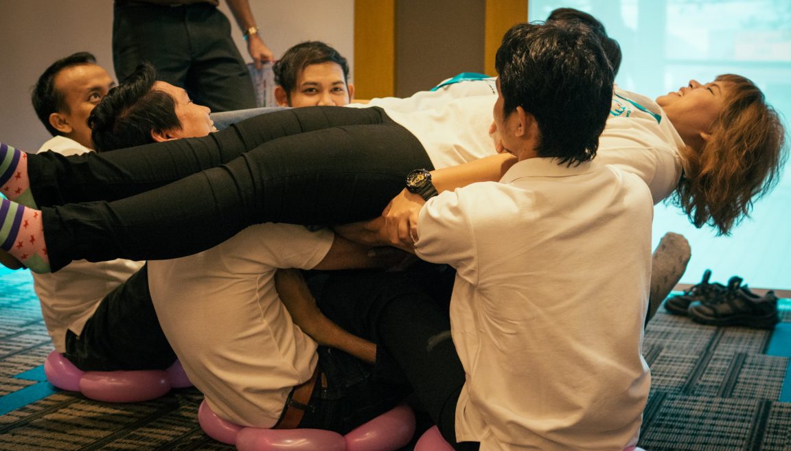 Indoor Team Building Activities - Making Teams - Team Building Thailand