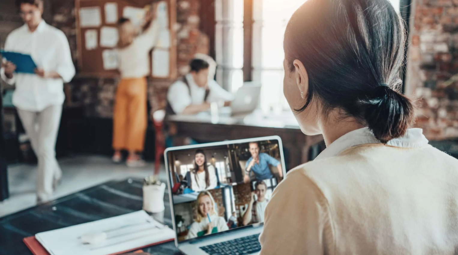 Team Building in Hybrid Workplace Models: Strategies for Success ...